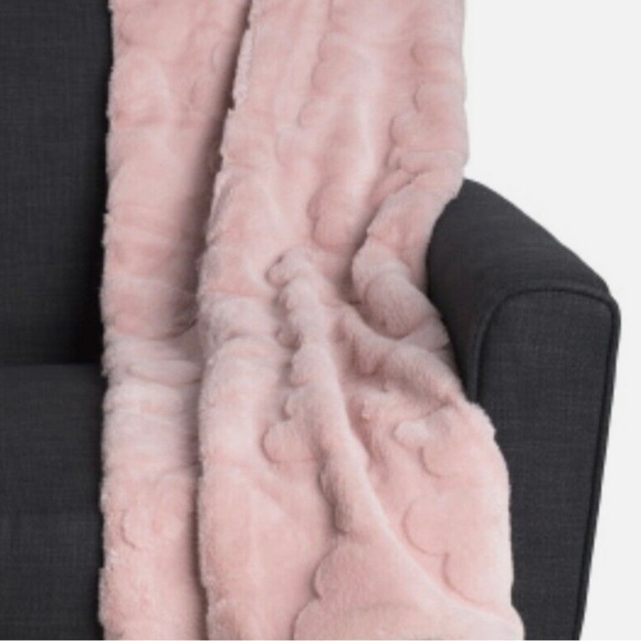 Rachel Zoe | Bedding | Rachel Zoe Faux Fur Pink Tossed Heart Throw ...